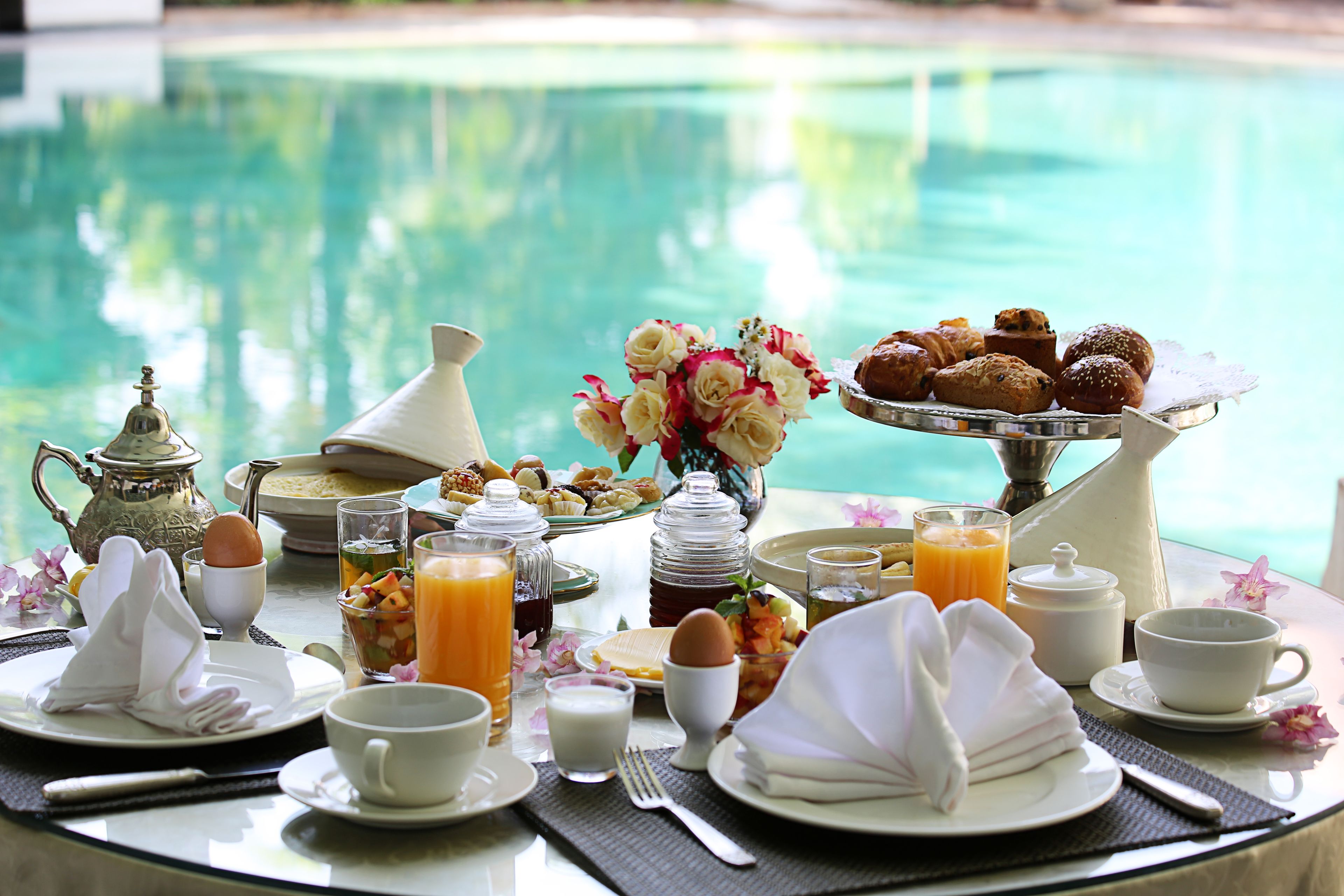 Pequenos-almoços, almoços, jantares servidos, cozinha internacional 