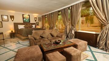 Quarto Deluxe | Roupa de alta qualidade, minibar, cofre no quarto