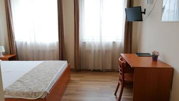 Quarto solteiro clássico | Frigobar, escrivaninha, quartos à prova de som