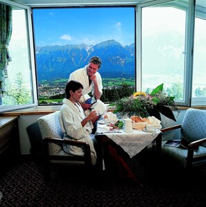 Quarto Duplo | Secretária, cortinas/cortinados opacos, camas desdobráveis