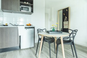 Apartamento conforto | Cozinha privada | Geladeira, micro-ondas, cooktop, chaleira elétrica