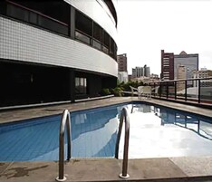 Piscina exterior, espreguiçadeiras 