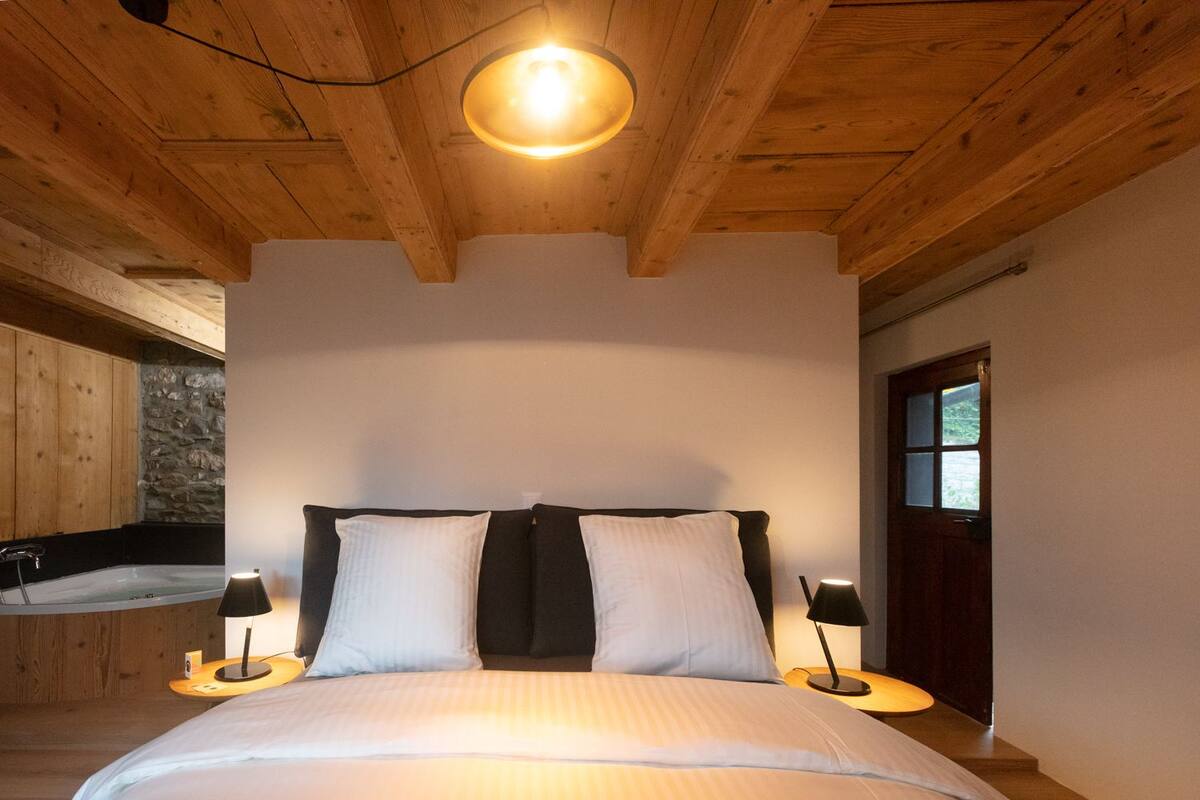 Quarto Duplo Deluxe, banheira de hidromassagem grande | 1 quarto, camas de colchão Select Comfort, Wi-fi grátis 