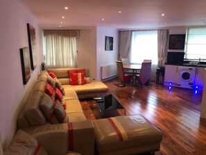 Apartamento Executivo, 3 quartos | Sala de estar | TV de ecrã plano 