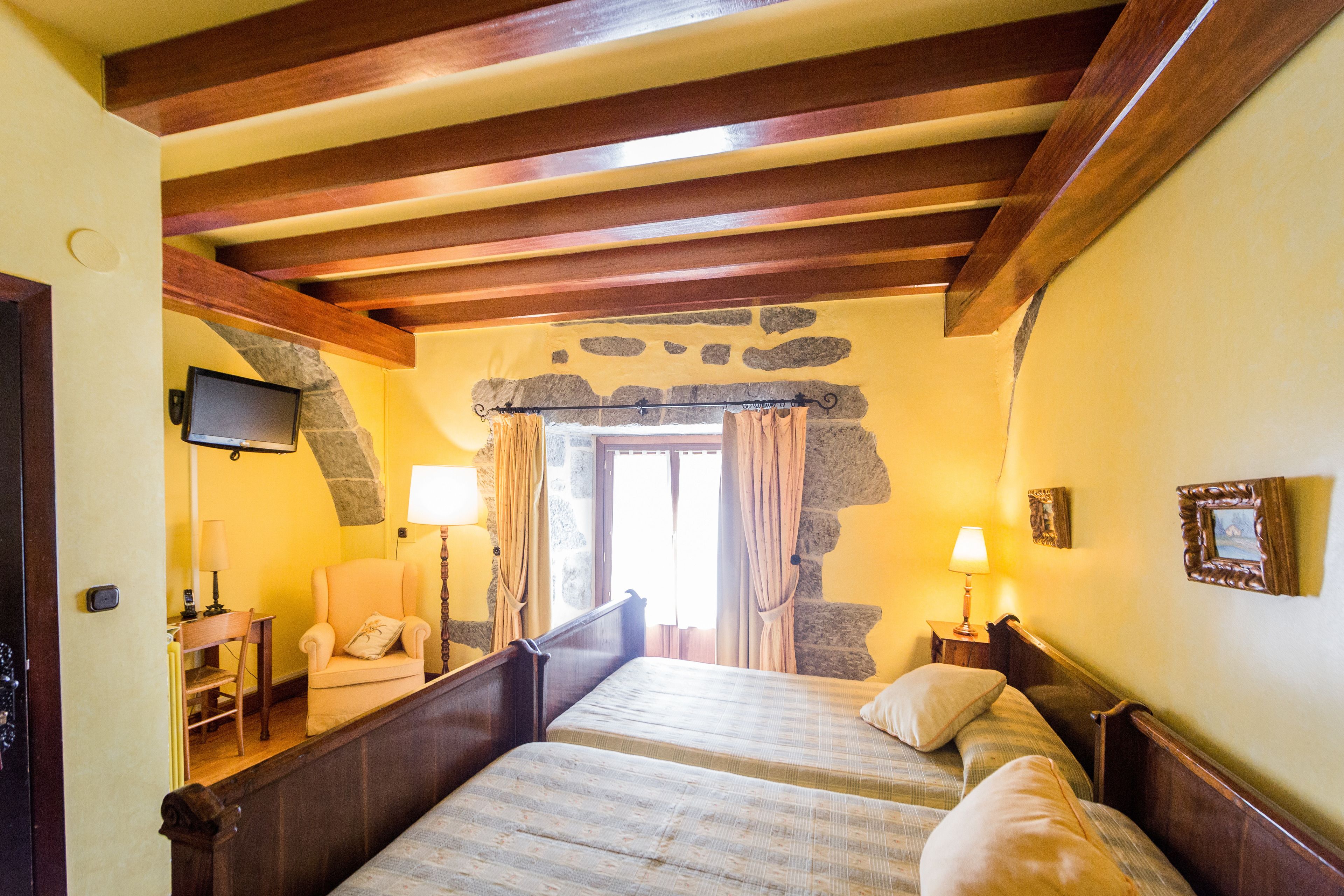 Quarto Duplo | Camas de colchão viscoelástico, com decoração personalizada, secretária 