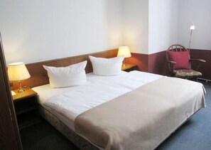 Cofres nos quartos, escrivaninha, ferros/tábuas de passar roupa