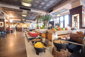 Pequenos-almoços servidos, com espaço para refeições ao ar livre