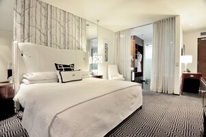 Suíte júnior, 1 cama King | Roupas de cama premium, frigobar, cofres nos quartos, escrivaninha