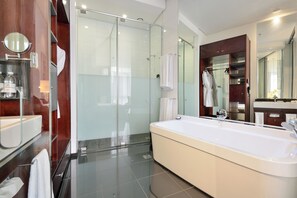 Quarto Deluxe, 1 cama king-size | Casa de banho | Um polibã e uma banheira separados, uma banheira de imersão total 