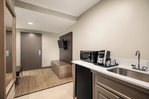 Escrivaninha, ferros/tábuas de passar roupa, berços grátis