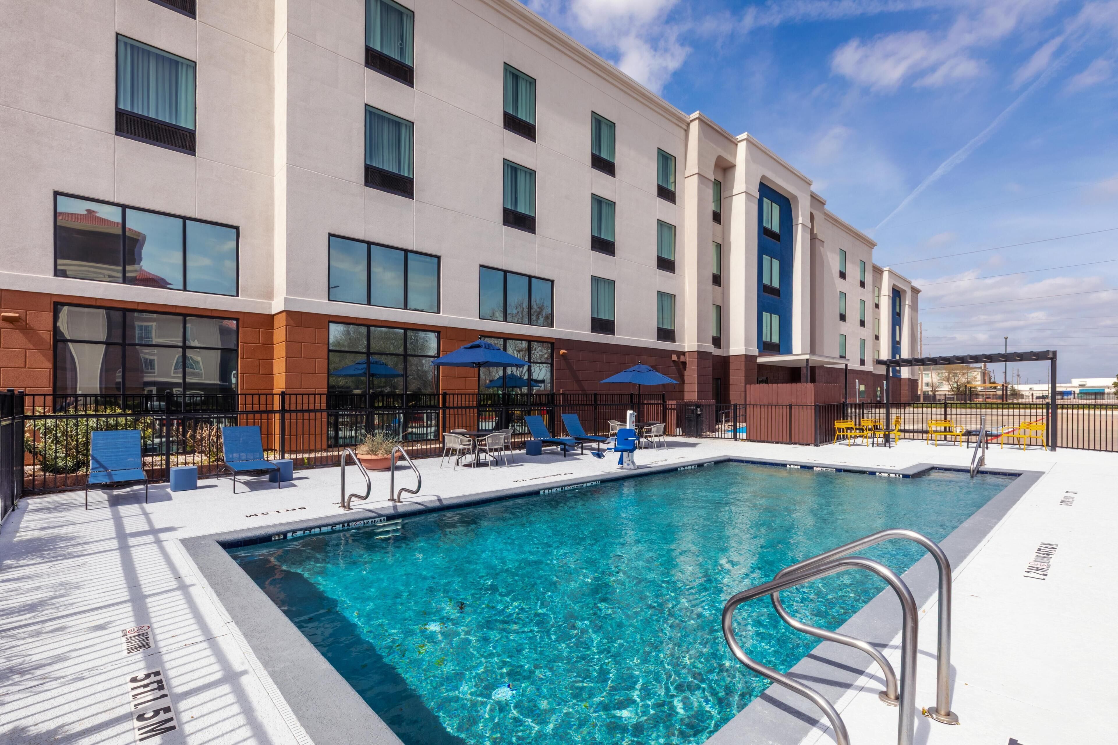 Piscina exterior, espreguiçadeiras 