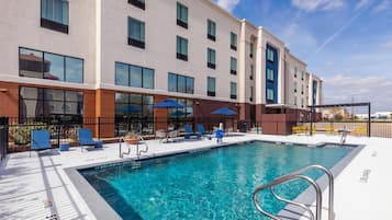 Piscina exterior, espreguiçadeiras