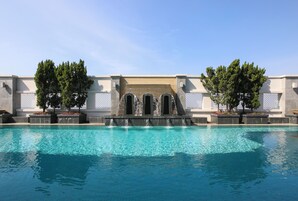 Piscina com cachoeira e árvores.