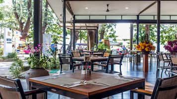2 restaurantes, almoço, culinária do Leste europeu
