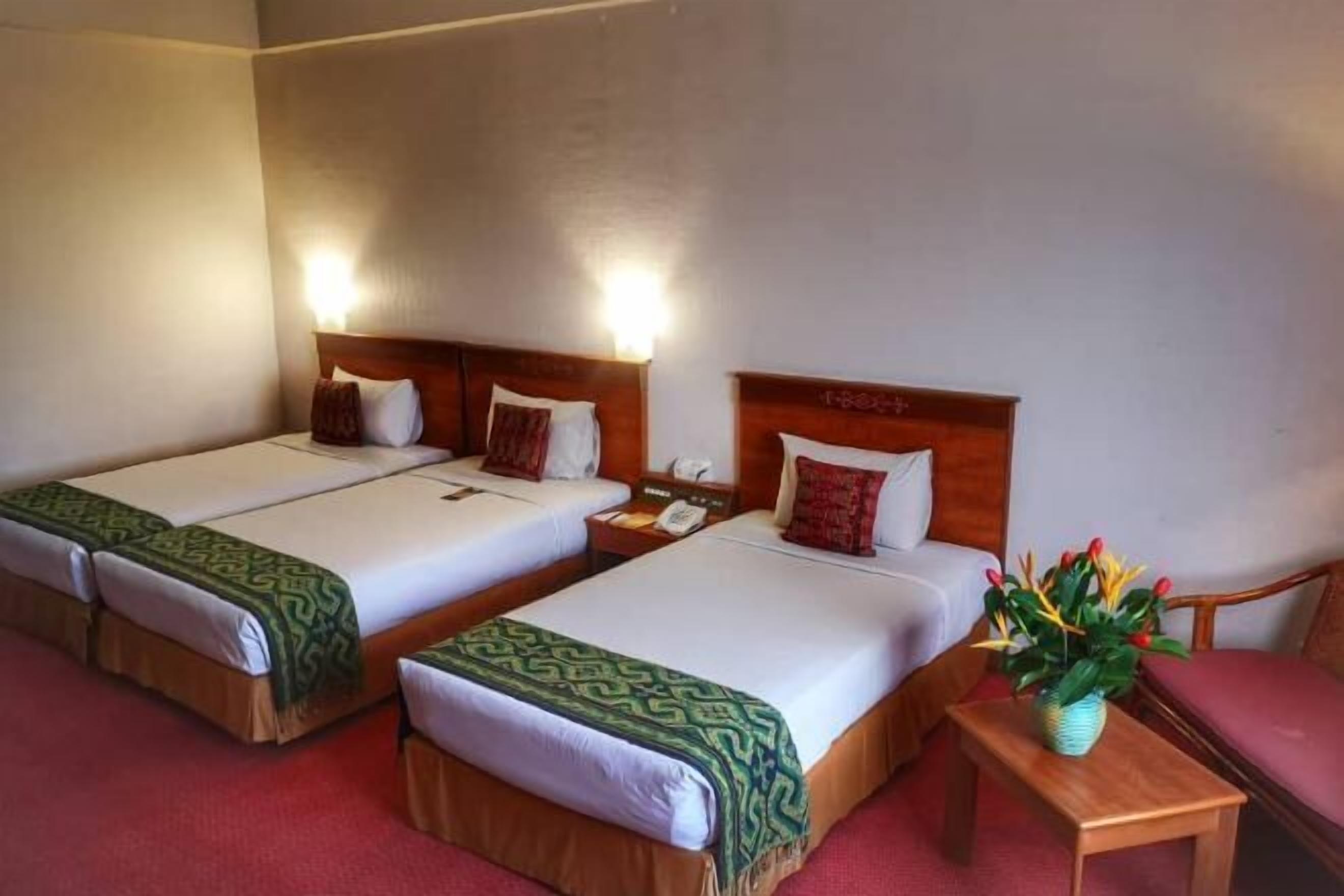 Secretária, ferro/tábua de engomar, berços/camas para crianças grátis 