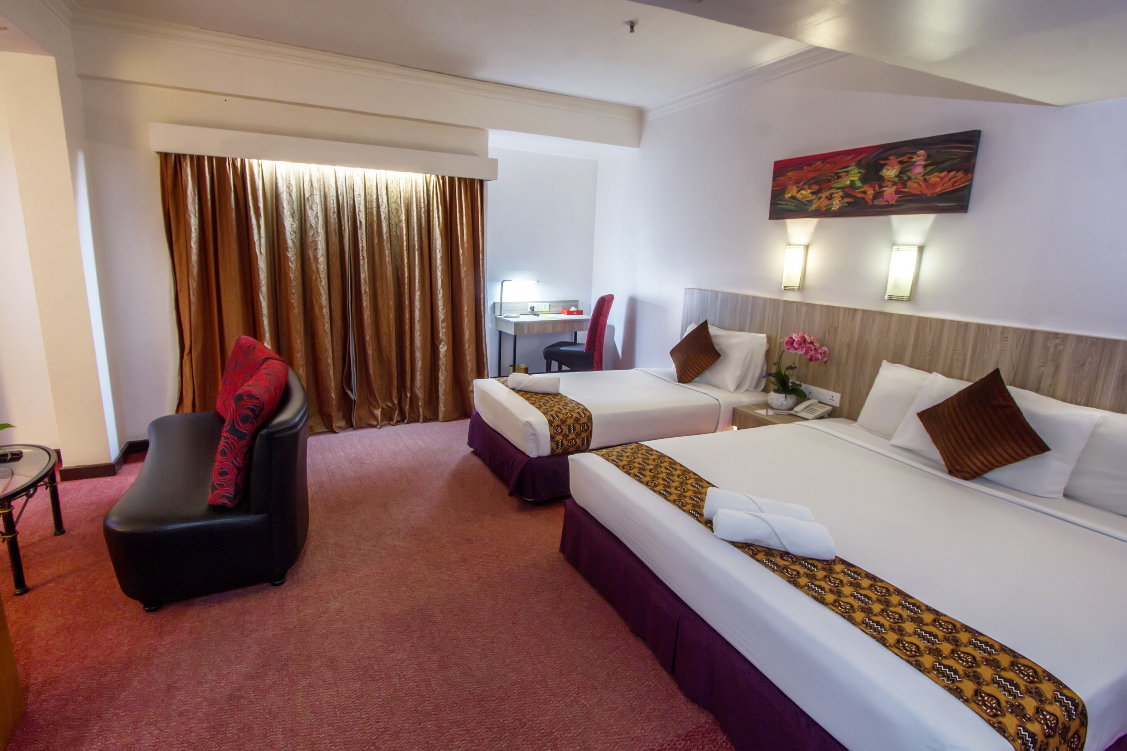 Frigobar, cofres nos quartos, escrivaninha, quartos à prova de som