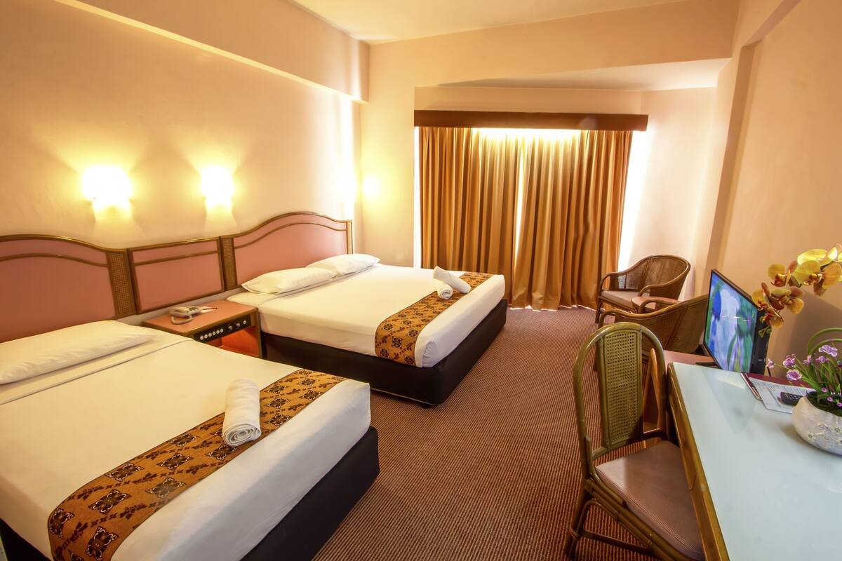 Frigobar, cofres nos quartos, escrivaninha, quartos à prova de som