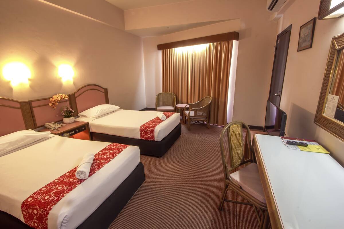 Frigobar, cofres nos quartos, escrivaninha, quartos à prova de som