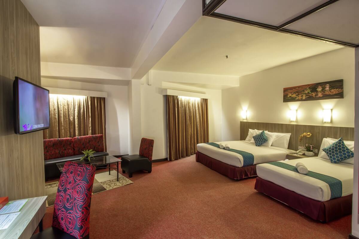 Frigobar, cofres nos quartos, escrivaninha, quartos à prova de som