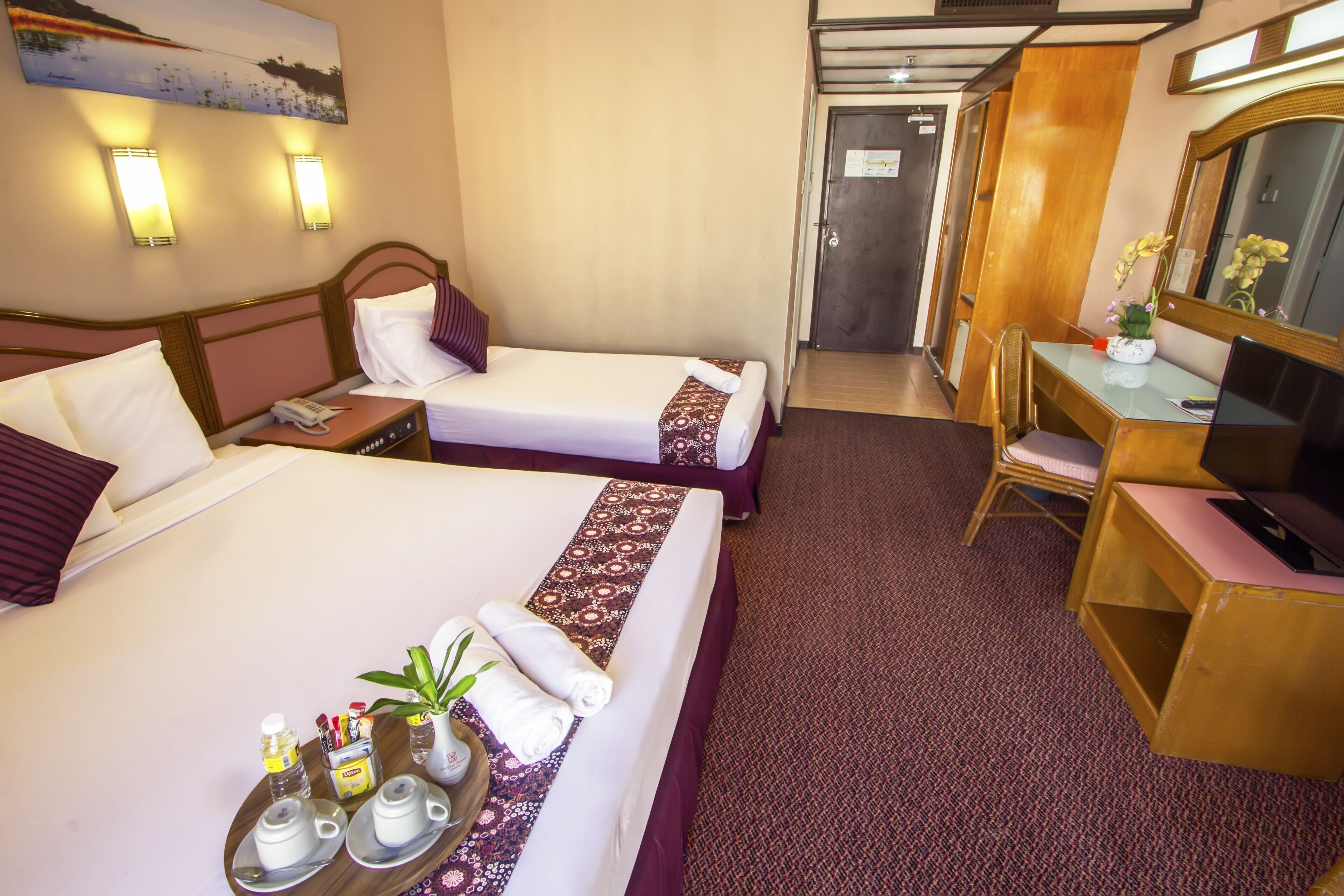 Frigobar, cofres nos quartos, escrivaninha, quartos à prova de som