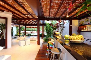 Este bar no lobby do hotel 