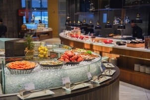 2 restaurantes, cozinha local e internacional 