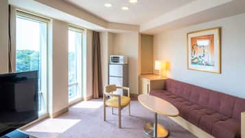 Cofre no quarto, secretária, cortinas/cortinados opacos