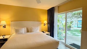 Quarto, 1 cama King, para não fumantes | Cofres nos quartos, cortinas blackout, ferros/tábuas de passar roupa