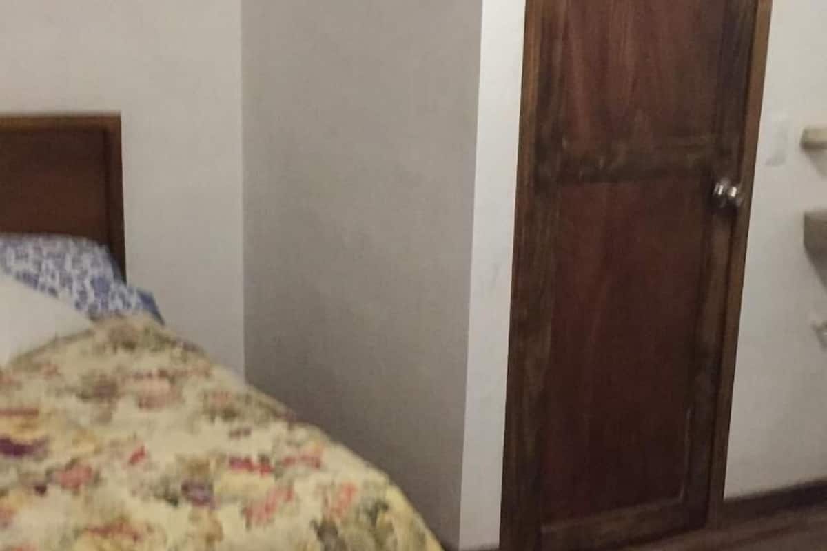 Quarto Duplo ou Twin Clássico, 1 cama queen-size, acessível, não fumadores | Secretária, roupa de cama fornecida 