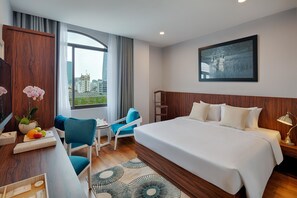 Frigobar, cofres nos quartos, escrivaninha