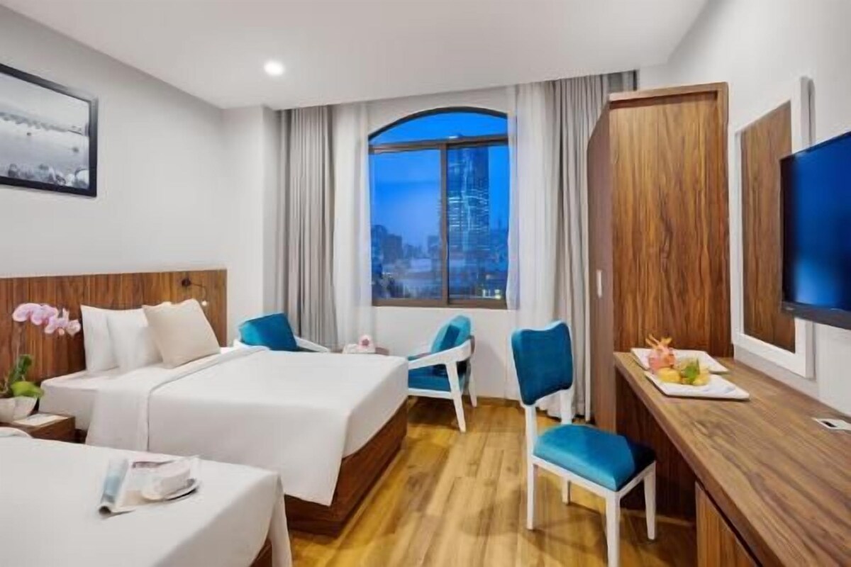 Minibar, cofre no quarto, secretária 