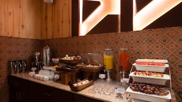 Pequeno-almoço continental diário (300 INR por pessoa)