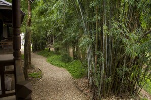 Quarto Duplo Superior, 1 cama king-size, varanda, vista para o jardim | Cortinas/cortinados opacos, Wi-fi grátis