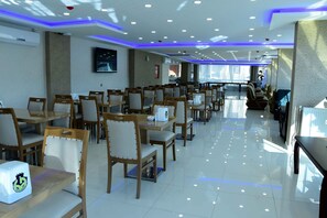 Café da manhã com buffet grátis todos os dias