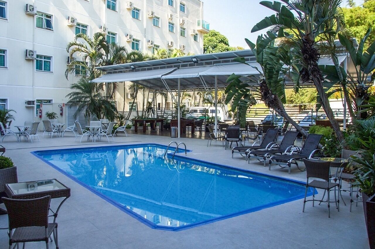 Piscina externa, espreguiçadeiras