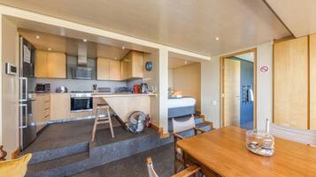 Apartamento Comfort, 1 cama queen-size, não fumadores | Refeições no quarto