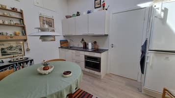 Apartamento Clássico (Penalhuzet) | Cozinha privada | Um frigorífico, um micro-ondas, um forno, uma placa de cozinha