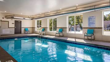 Piscina interior, espreguiçadeiras