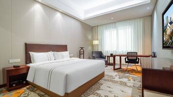 Quarto casal luxo | Frigobar, escrivaninha, cortinas blackout, quartos à prova de som