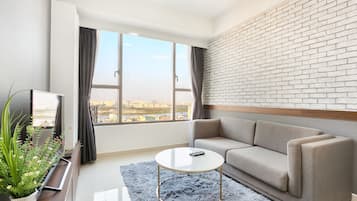 Apartamento conforto, 2 quartos, 2 banheiros, na torre | Sala de estar | TV LED 40 polegadas com canais a cabo