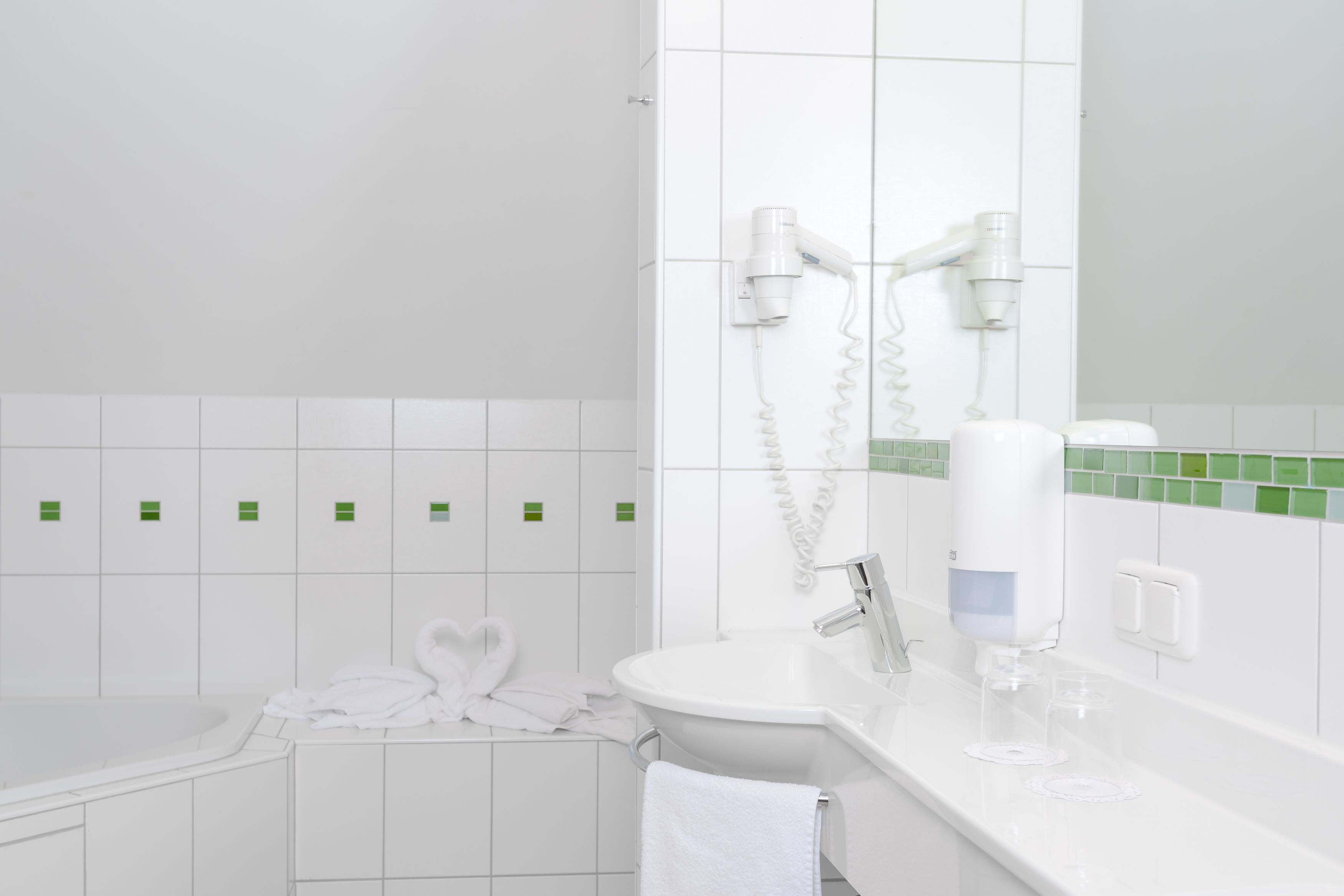Uma casa de banho moderna com banheira, lavatório e zona de duche.