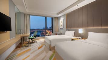 Quarto Standard, 2 camas de casal, Vista para a cidade (High Floor) | Cofre no quarto, secretária, cortinas/cortinados opacos