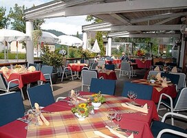 Terraço com espreguiçadeiras