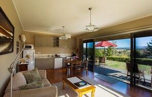 Casa de campo, 2 quartos, cozinha (The Apple Cottage) | Área de estar | TV de tela plana