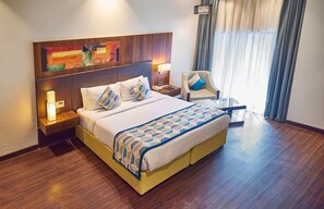 Roupa de alta qualidade, minibar, cofre no quarto, secretária 