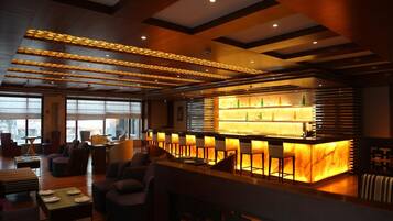 2 bares/lounges