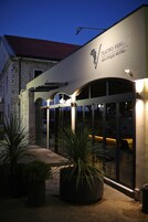Entrada de um hotel com uma placa indicando 