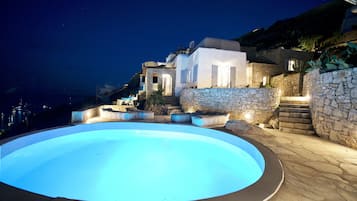 Piscina externa, espreguiçadeiras