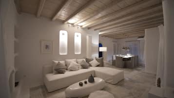 Vila luxo, 4 quartos, piscina particular | Área de estar | TV de tela plana, lareira, dock para MP3