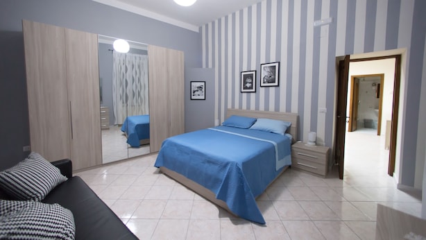 Suite (Blue)